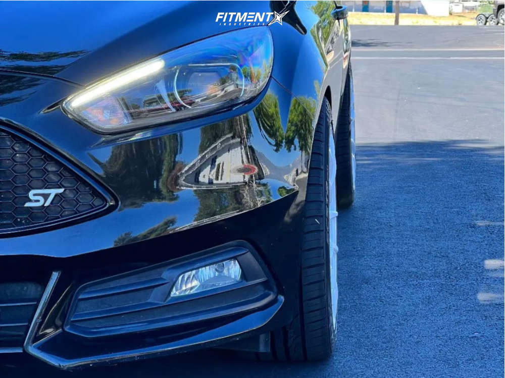 2016 Ford Focus ST with 18x8.5 Vors Tr4 and Kumho 245x40 on Lowering ...