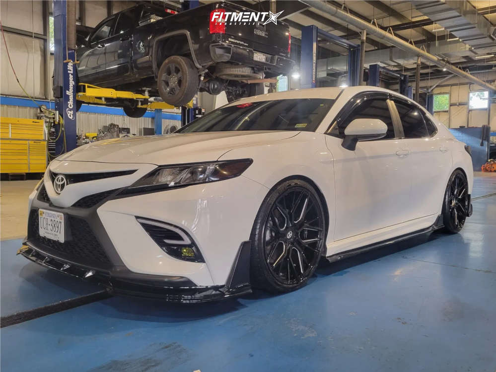 2018 Toyota Camry SE with 20x8.5 Pinnacle Zenith and Vercelli 225x35 on ...