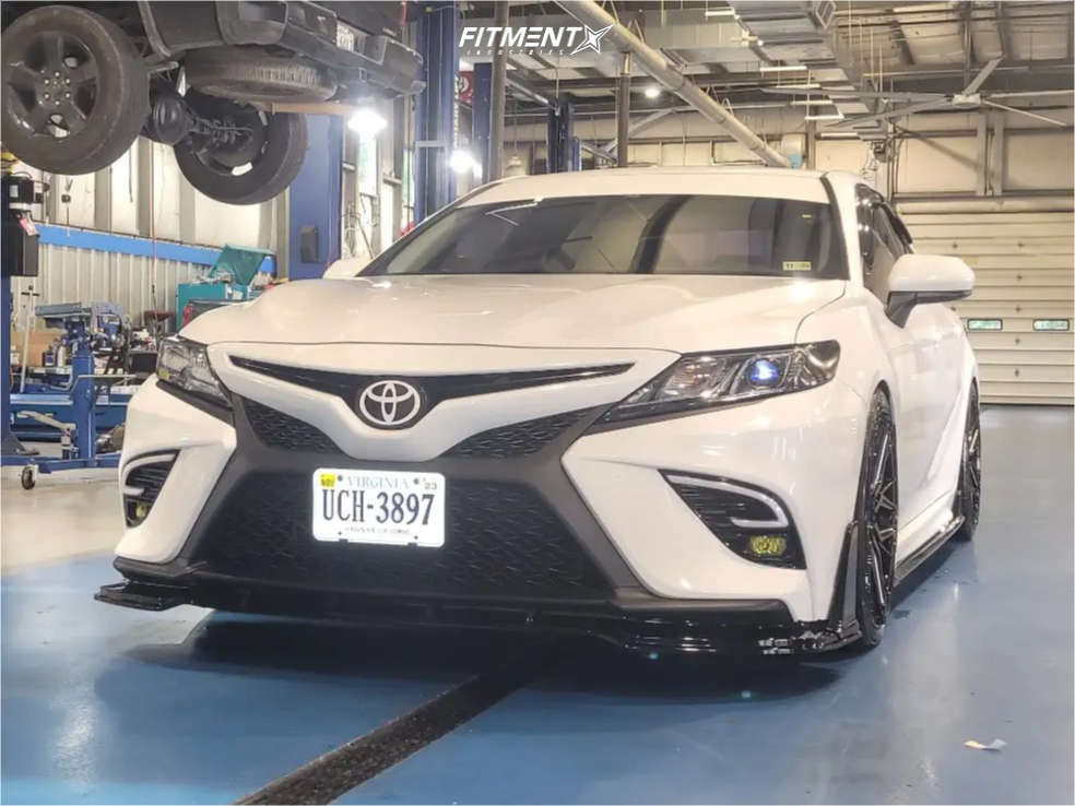 2018 Toyota Camry SE with 20x8.5 Pinnacle Zenith and Vercelli 225x35 on ...
