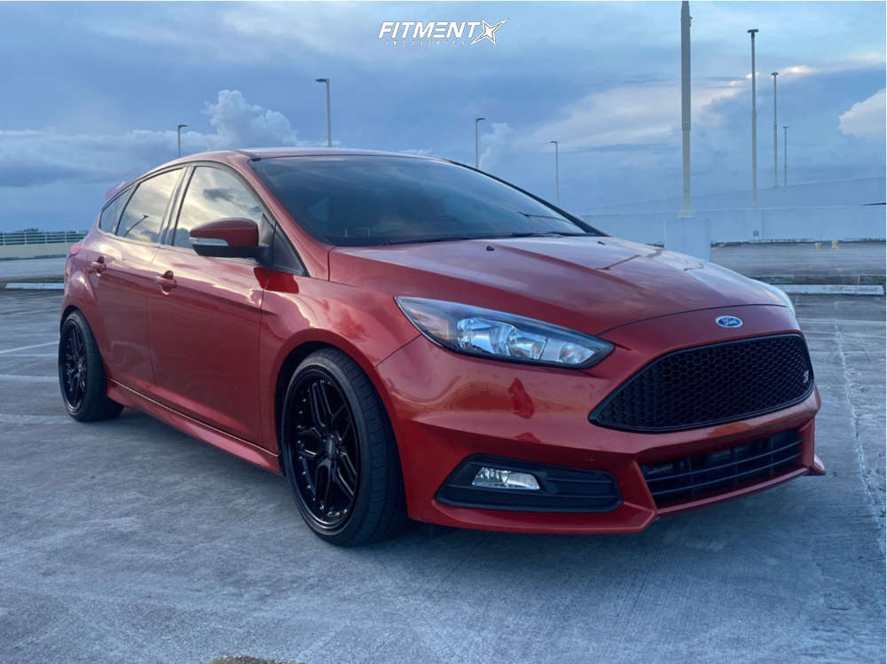 2018 Ford Focus ST with 18x8.5 ESR Cs15 and Vercelli 215x40 on Lowering ...