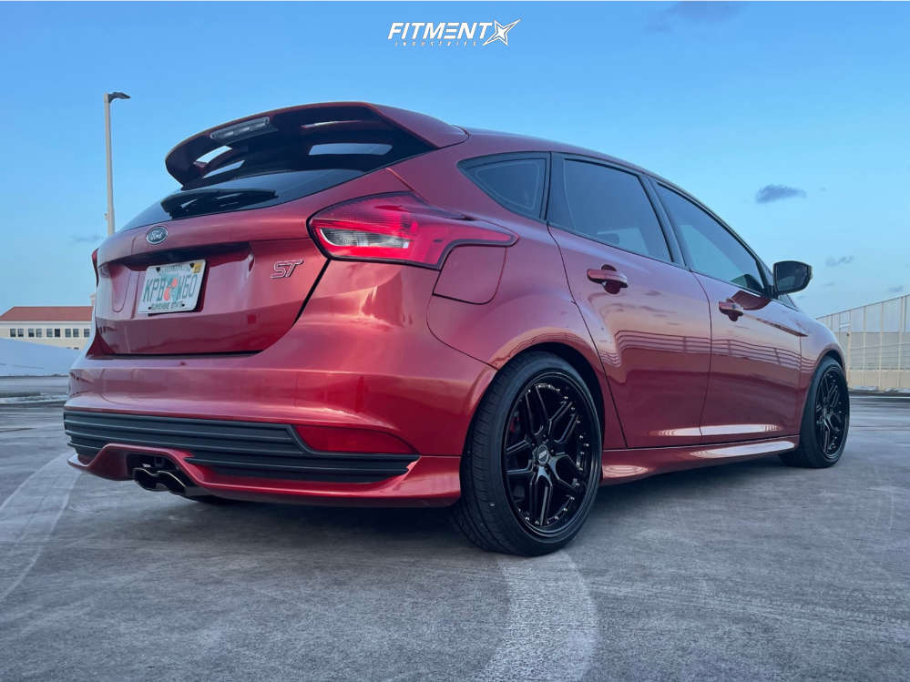 2018 Ford Focus ST with 18x8.5 ESR Cs15 and Vercelli 215x40 on Lowering ...