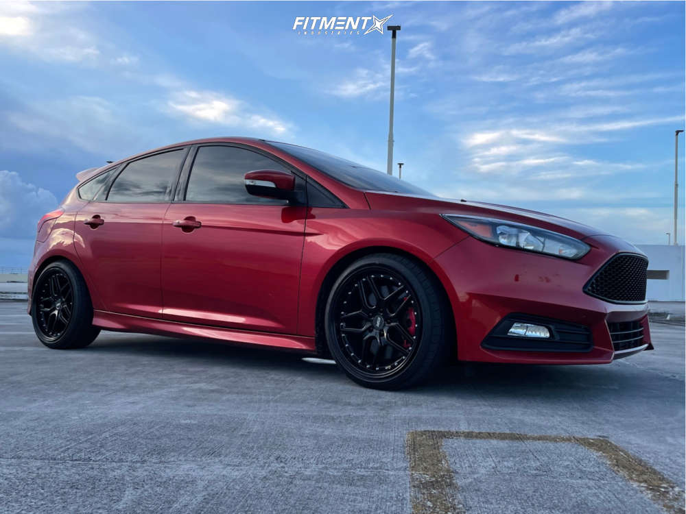 2018 Ford Focus ST with 18x8.5 ESR Cs15 and Vercelli 215x40 on Lowering ...