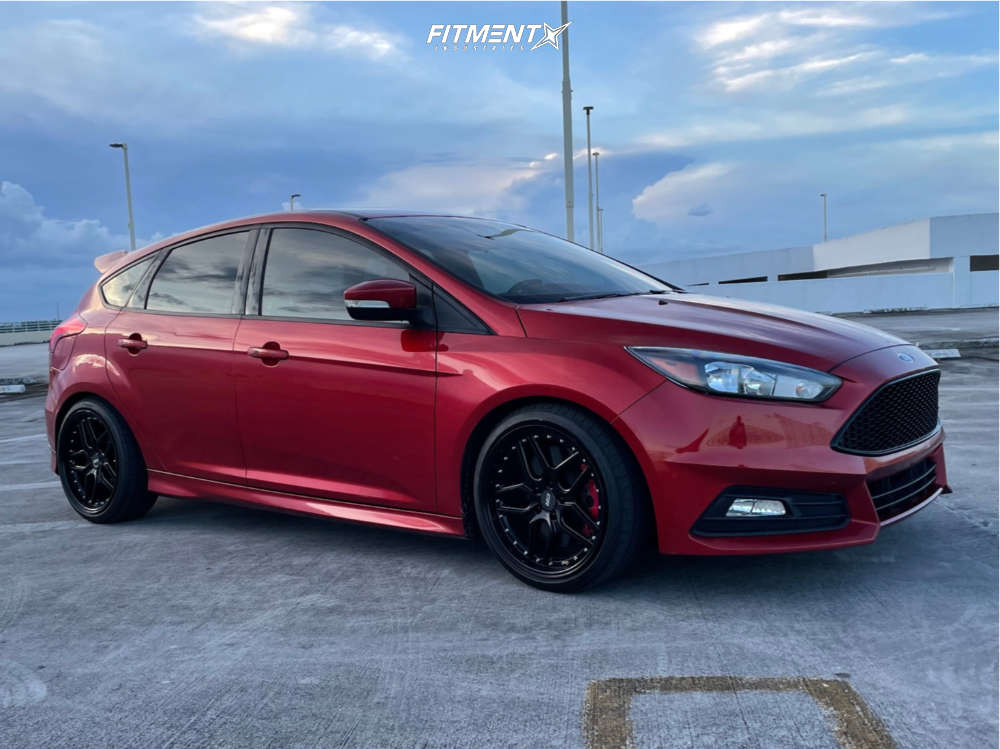 2018 Ford Focus ST with 18x8.5 ESR Cs15 and Vercelli 215x40 on Lowering ...