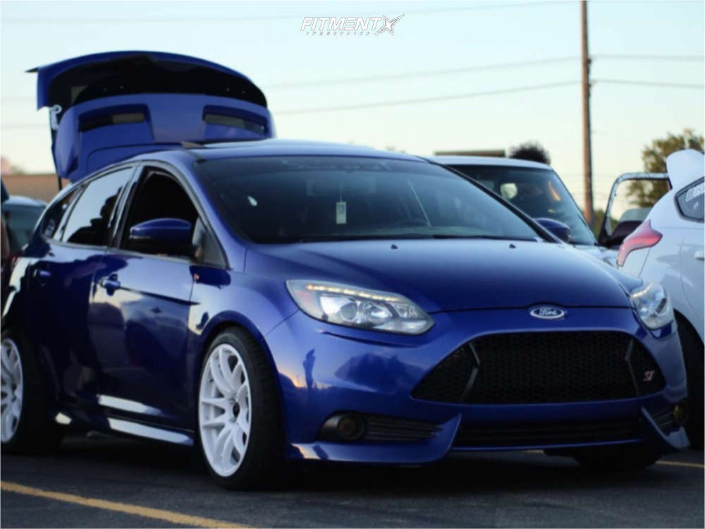 Ford Focus St Blue With White Wheels