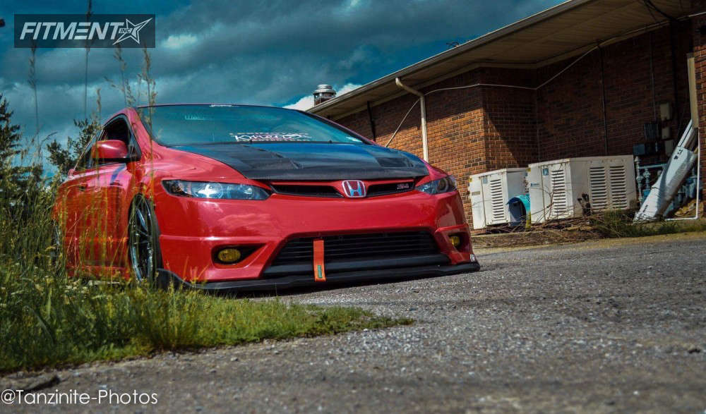 2007 Honda Civic Si with 18x9.5 Cosmis Racing R1 and Falken 225x40 on ...