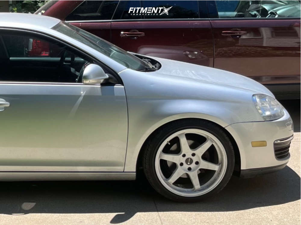 2010 Volkswagen Jetta SE with 18x9.5 Vors Tr37 and Vercelli 225x35 on ...
