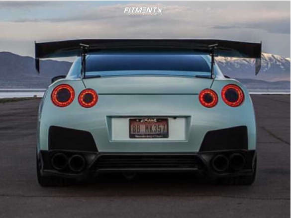2016 Nissan GT-R Premium with 20x9.5 Ferrada Fr1 and Pirelli 275x35 on ...