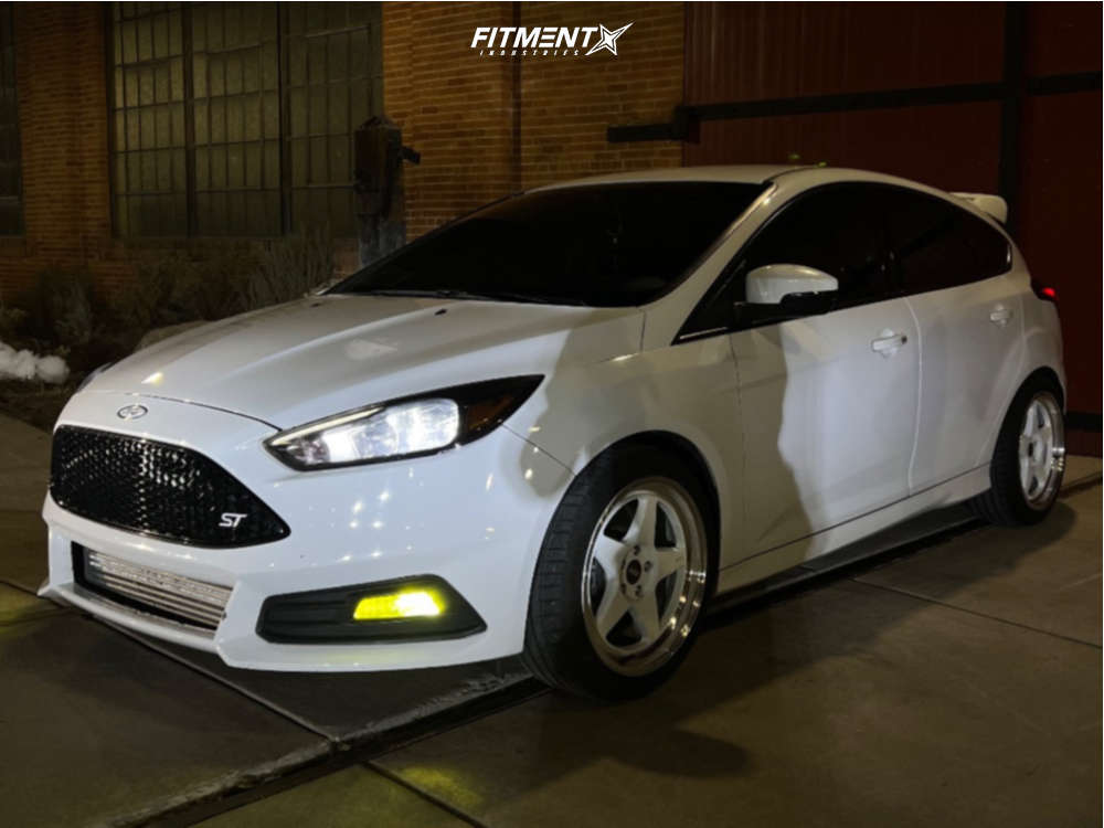 2018 Ford Focus ST with 18x8.5 ESR Cr5 and Michelin 235x40 on Stock ...