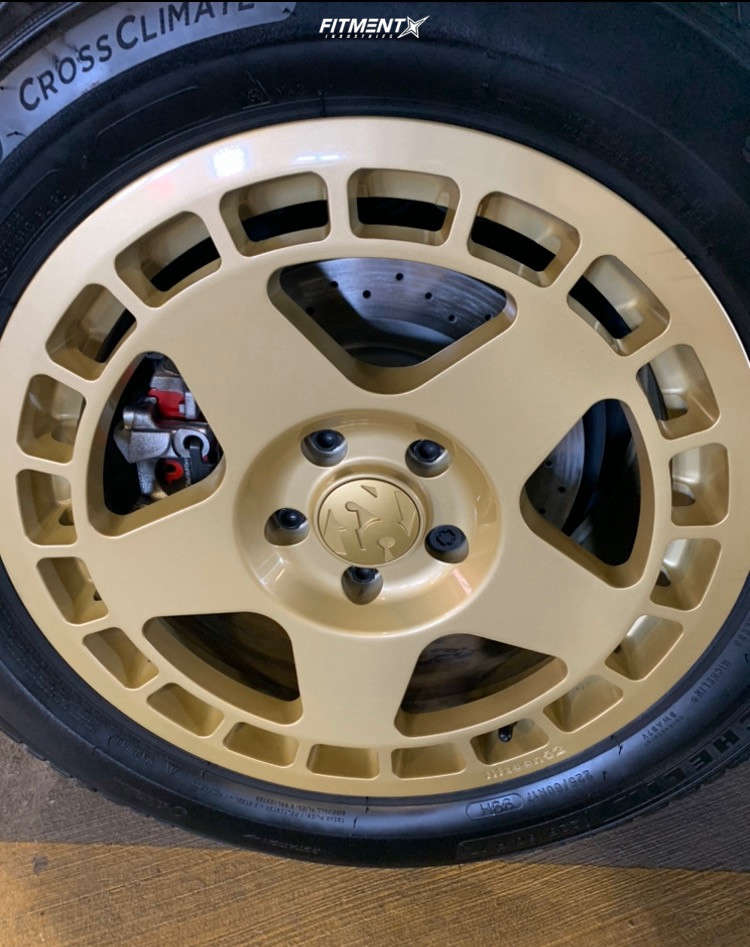 2019 Mini Cooper Countryman S E ALL4 with 17x7.5 Fifteen52 Turbomac and ...