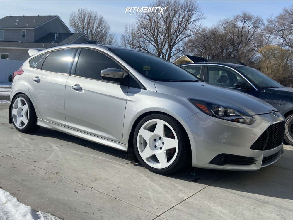 2013 Ford Focus ST with 18x8.5 Fifteen52 Tarmac and Vercelli 235x40 on ...