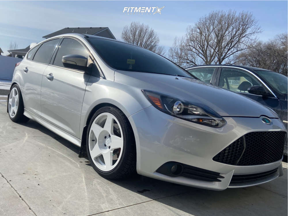 2013 Ford Focus ST with 18x8.5 Fifteen52 Tarmac and Vercelli 235x40 on ...