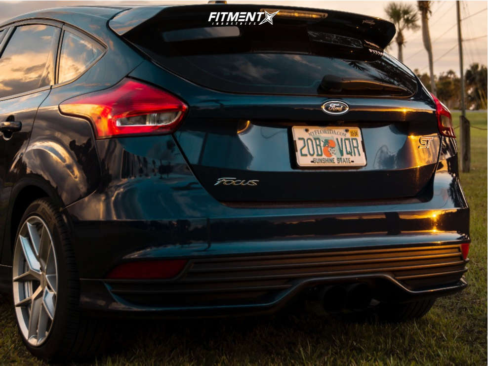 2016 Ford Focus ST with 18x8.5 Rotiform Flg and Pirelli 235x40 on Stock ...