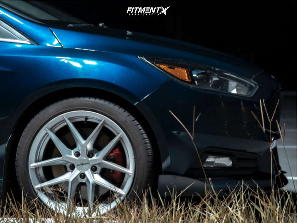 2016 Ford Focus ST with 18x8.5 Rotiform Flg and Pirelli 235x40 on Stock ...