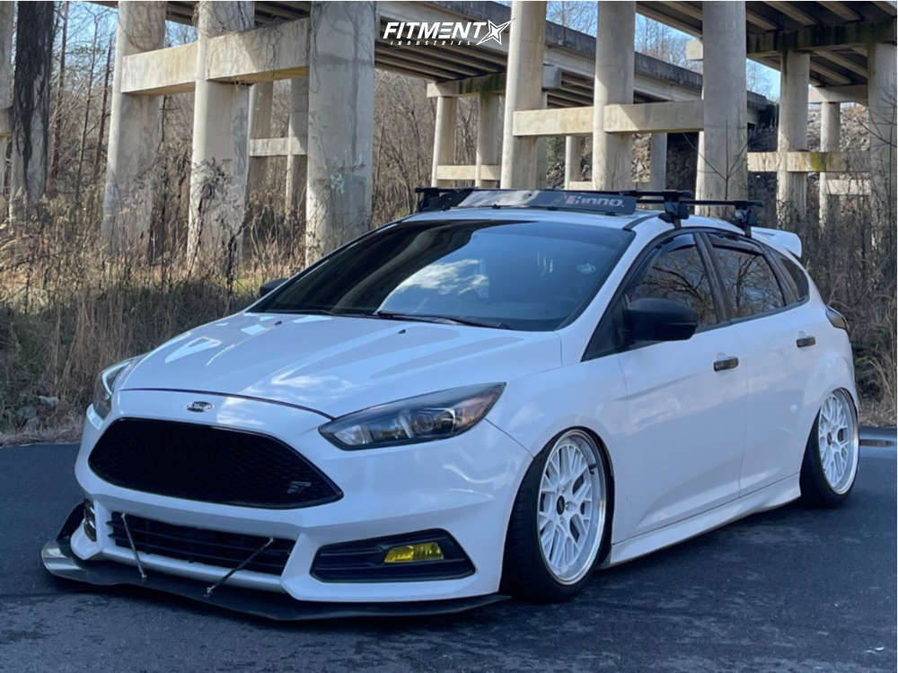 2017 Ford Focus ST with 18x8.5 ESR Cs11 and Continental 215x45 on Air ...