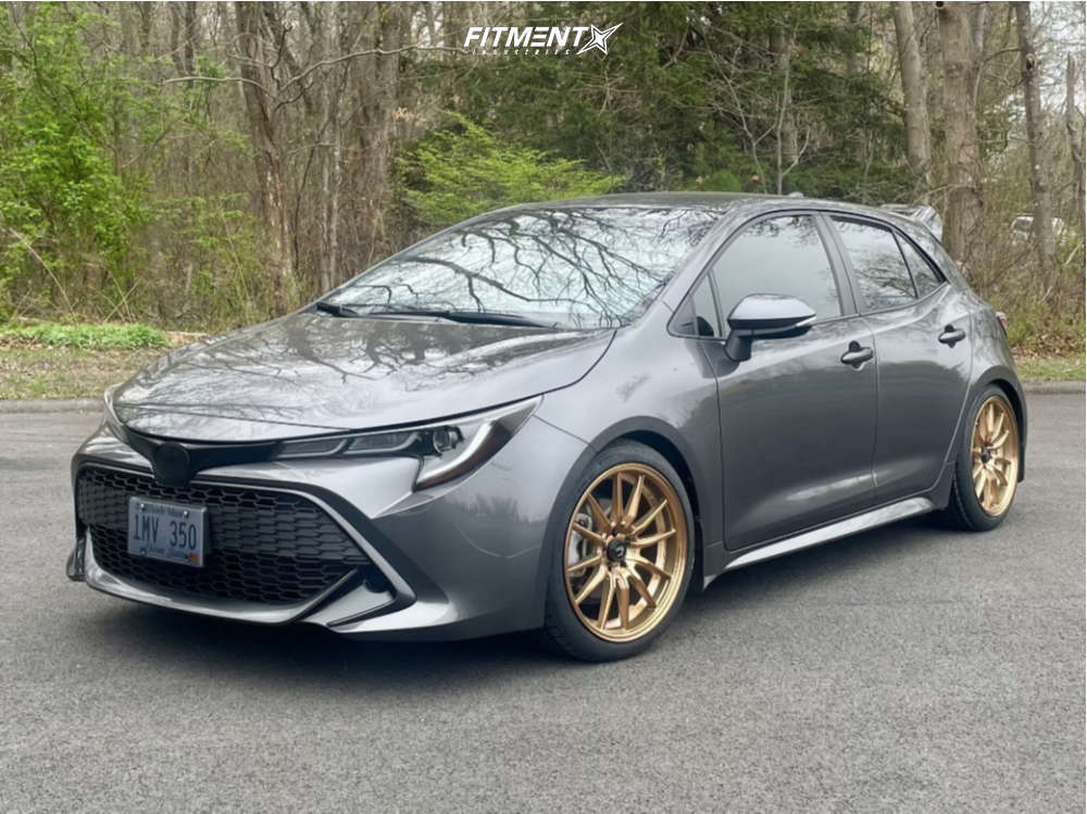 2022 Toyota Corolla SE with 18x8.5 Cosmis Racing R1 and Continental ...