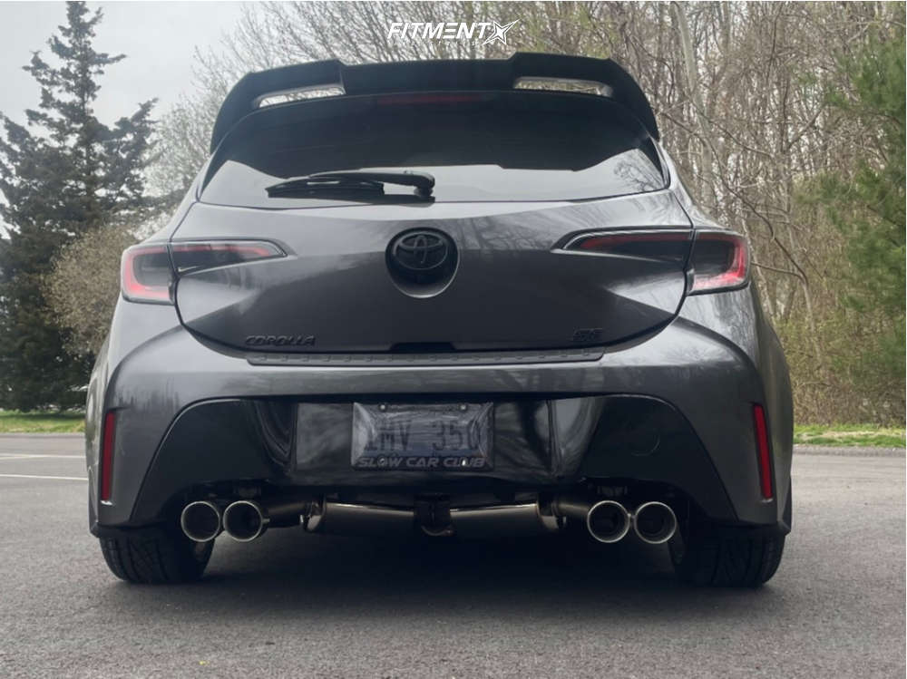 2022 Toyota Corolla SE with 18x8.5 Cosmis Racing R1 and Continental ...