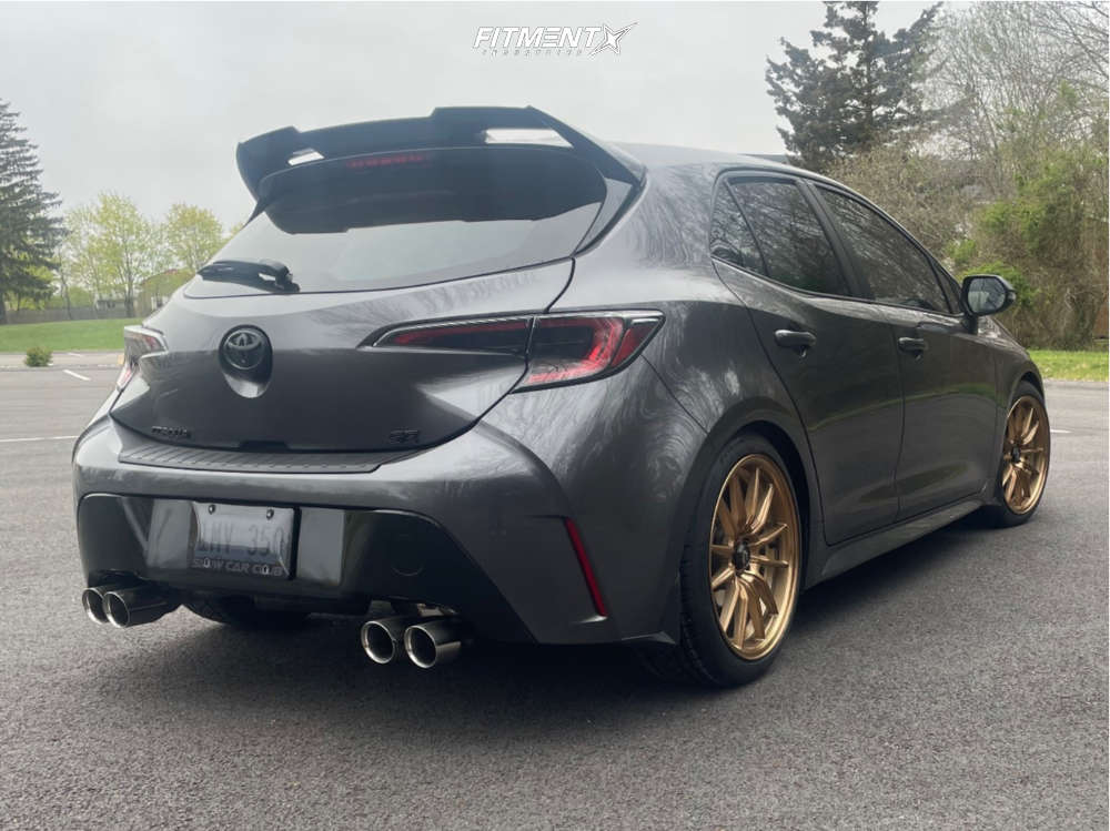 2022 Toyota Corolla SE with 18x8.5 Cosmis Racing R1 and Continental ...