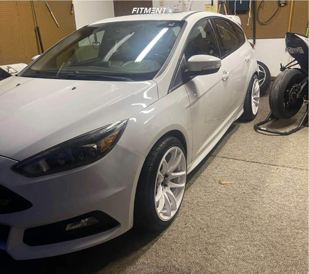 2017 Ford Focus ST with 18x9.5 Vors Tr4 and Vercelli 235x40 on Stock ...