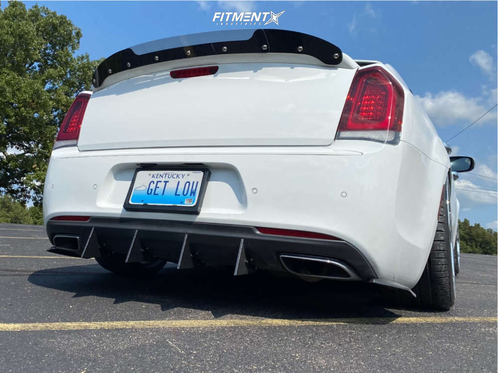 2018 Chrysler 300 S with 22x9.5 Ferrada Fr3 and Radar 255x30 on Air ...