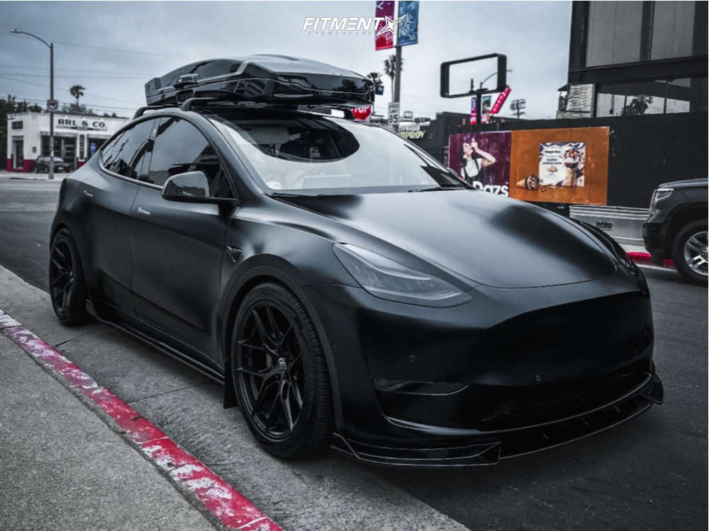 2022 Tesla Y Long Range with 20x10 Braelin BR14 and Pirelli 275x40 on ...