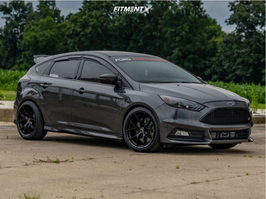 2018 Ford Focus ST with 18x9.5 ESR Rf2 and Vercelli 235x40 on Coilovers ...
