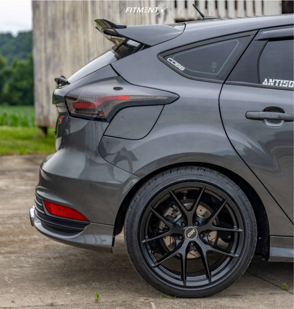 2018 Ford Focus ST with 18x9.5 ESR Rf2 and Vercelli 235x40 on Coilovers ...