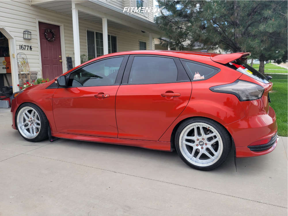 2018 Ford Focus ST with 18x9.5 ESR Cs15 and Pirelli 235x35 on Coilovers ...