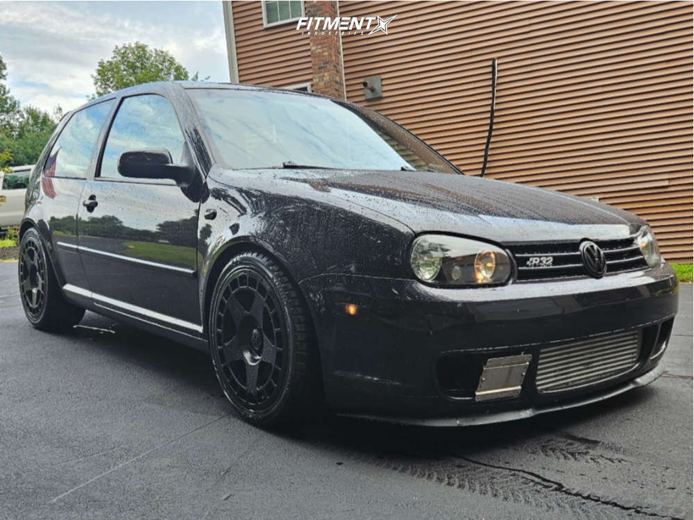 2004 Volkswagen R32 Base with 18x8.5 Fifteen52 Turbomac and Kumho ...