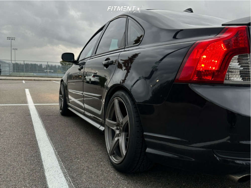 2009 Volvo S40 T5 with 18x8.5 Option Lab R555 and Continental 225x40 on ...