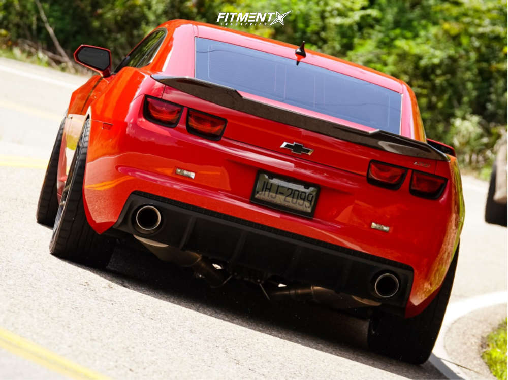 2010 Chevrolet Camaro SS with 19x9.5 Rohana Rfx11 and Nitto 275x40 on ...
