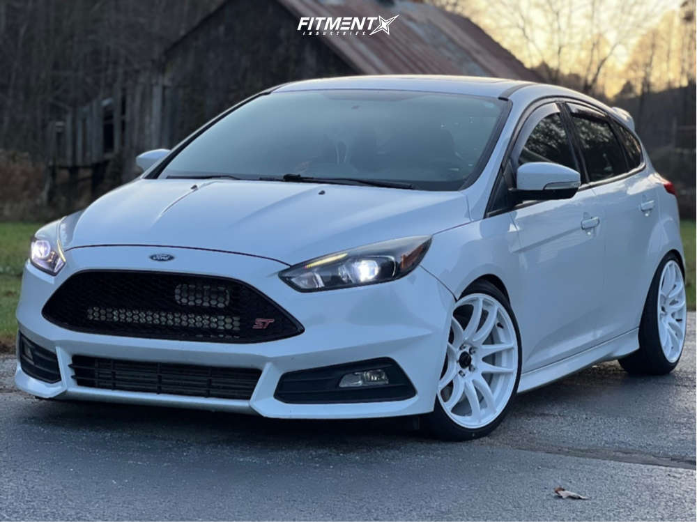 2017 Ford Focus ST with 18x8.5 Vors Tr4 and Vercelli 215x40 on Coilovers | 2811435 | Fitment ...
