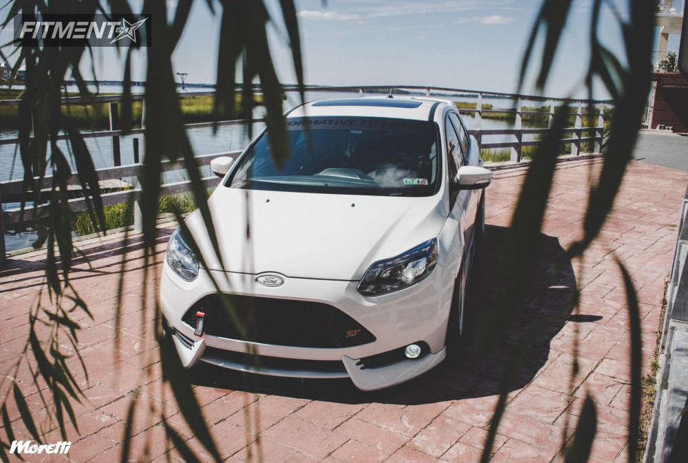 2014 Ford Focus ST with 18x9.5 Enkei Nt03 and Nitto 235x40 on Air ...