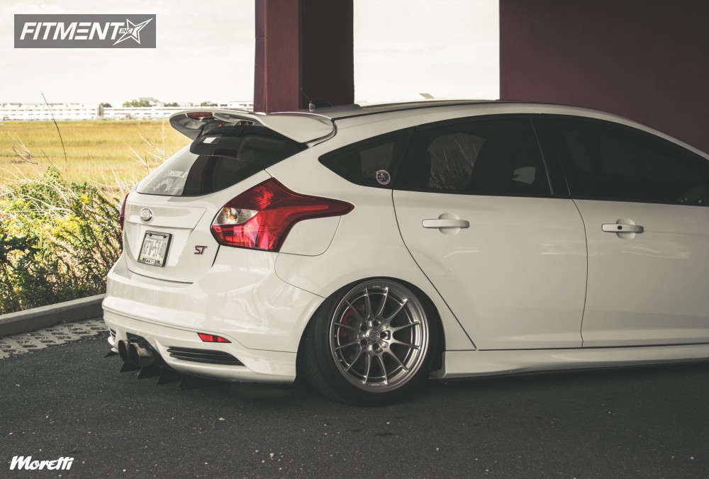 2014 Ford Focus ST with 18x9.5 Enkei Nt03 and Nitto 235x40 on Air ...