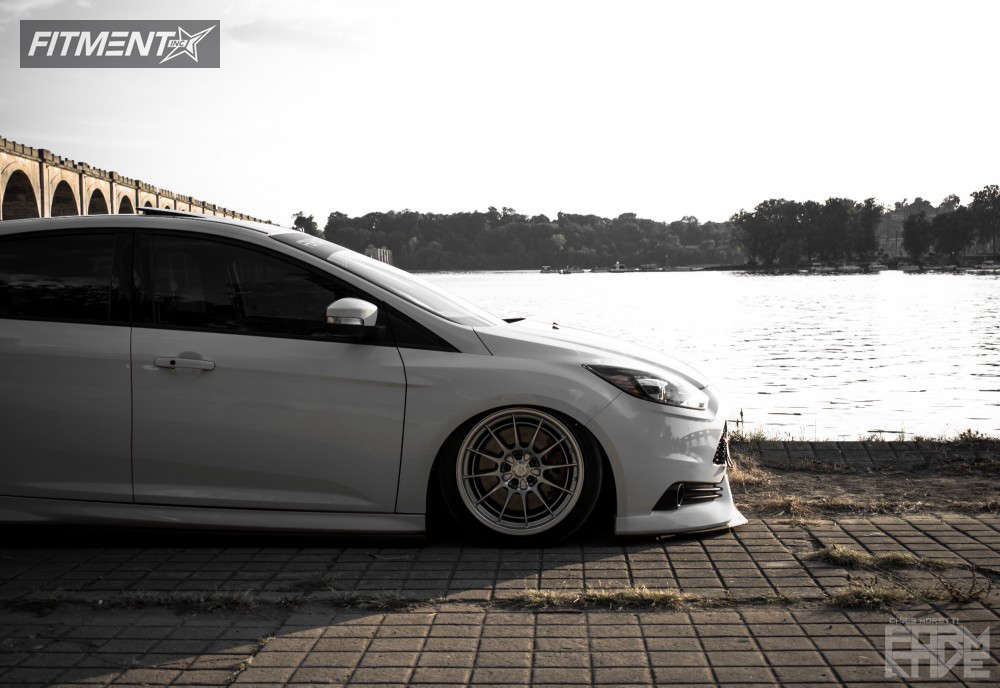 2014 Ford Focus ST with 18x9.5 Enkei Nt03 and Nitto 235x40 on Air ...