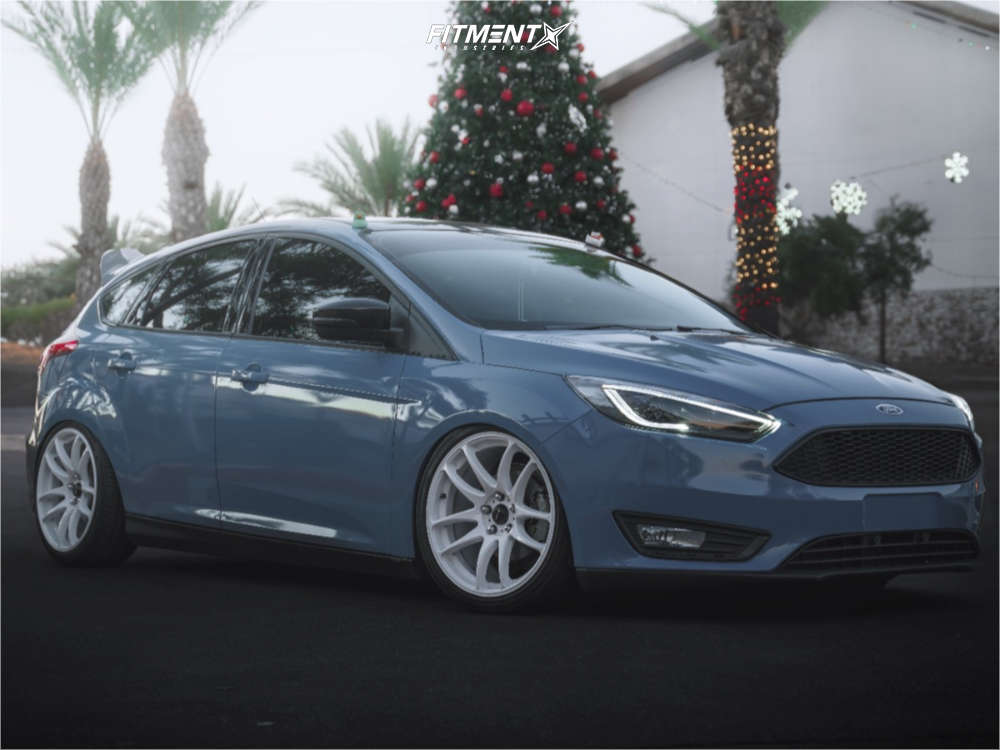 2016 Ford Focus Titanium with 18x8.5 Vors Tr4 and Delinte 225x40 on ...