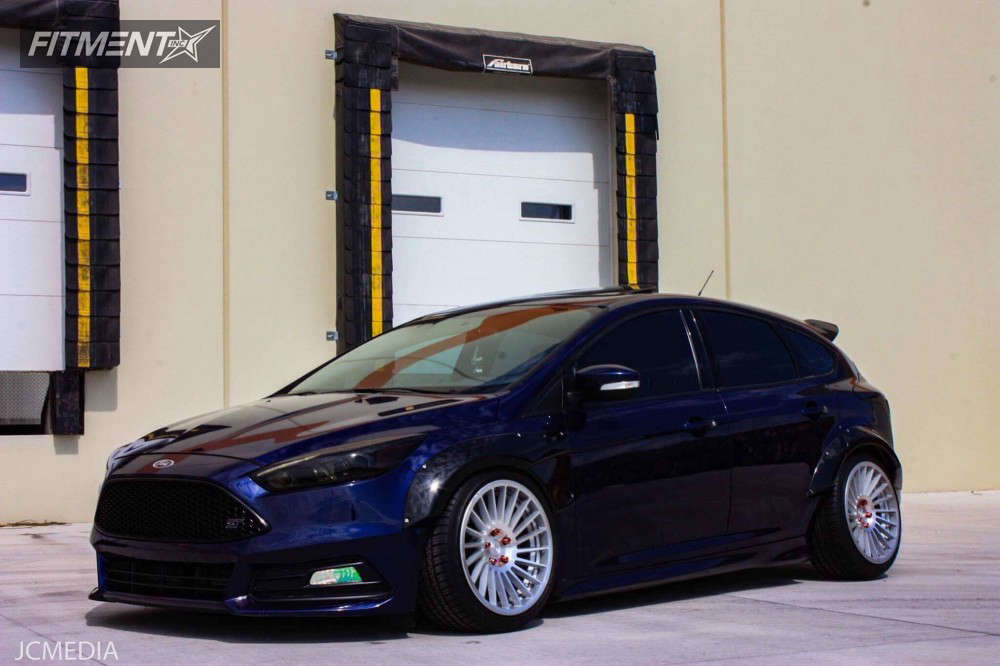 2016 Ford Focus ST with 18x9.5 Rotiform Ind-t and Michelin 245x35 on ...