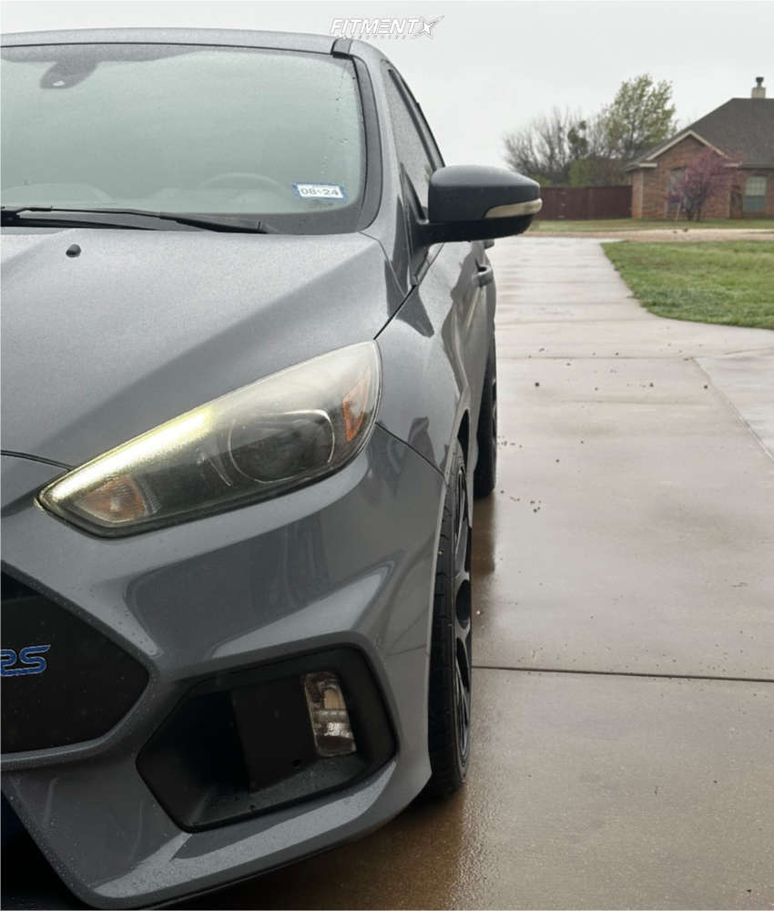 2016 Ford Focus RS with 18x8 Ravetti M8 and Nitto 235x40 on Stock ...