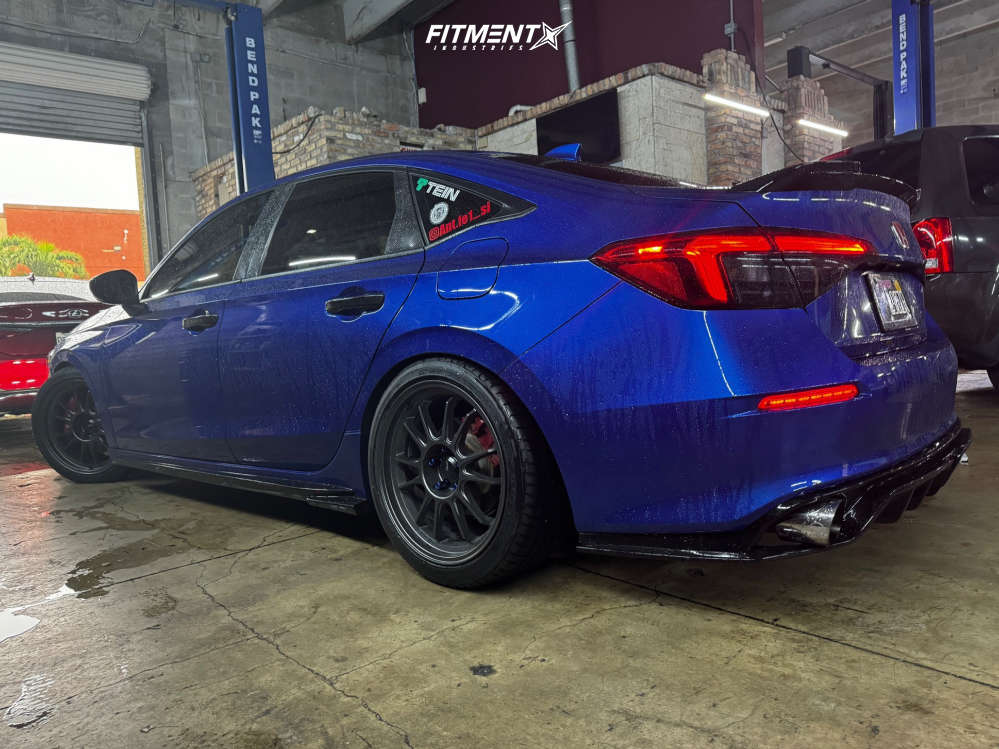 2022 Honda Civic Si with 18x9.5 Konig Hypergram and Cosmo 265x35 on ...