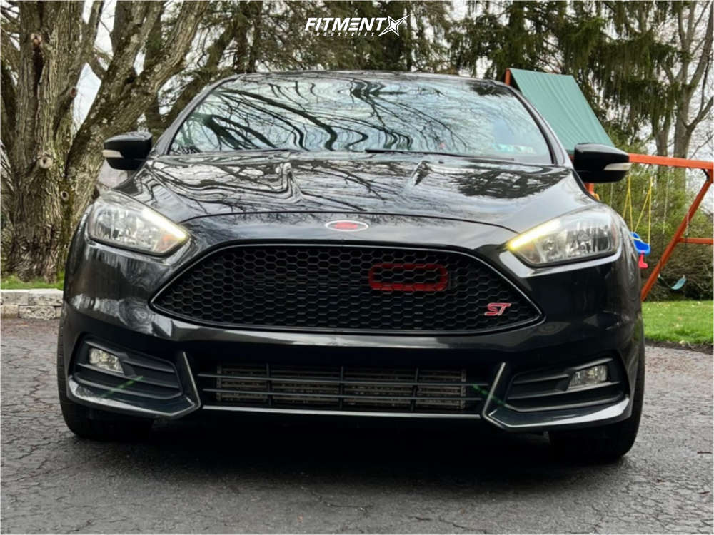 2016 Ford Focus ST with 18x8.5 XXR 521 and Continental 235x40 on Stock ...