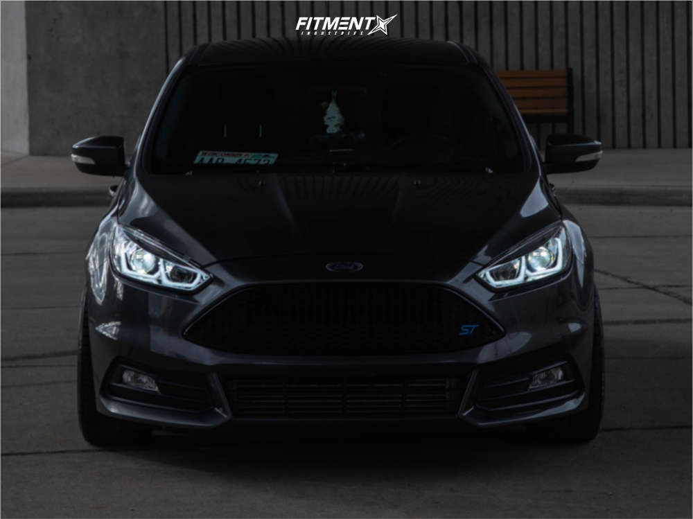 2017 Ford Focus ST with 18x9.5 Cosmis Racing Xt-206r and Nexen 235x40 ...