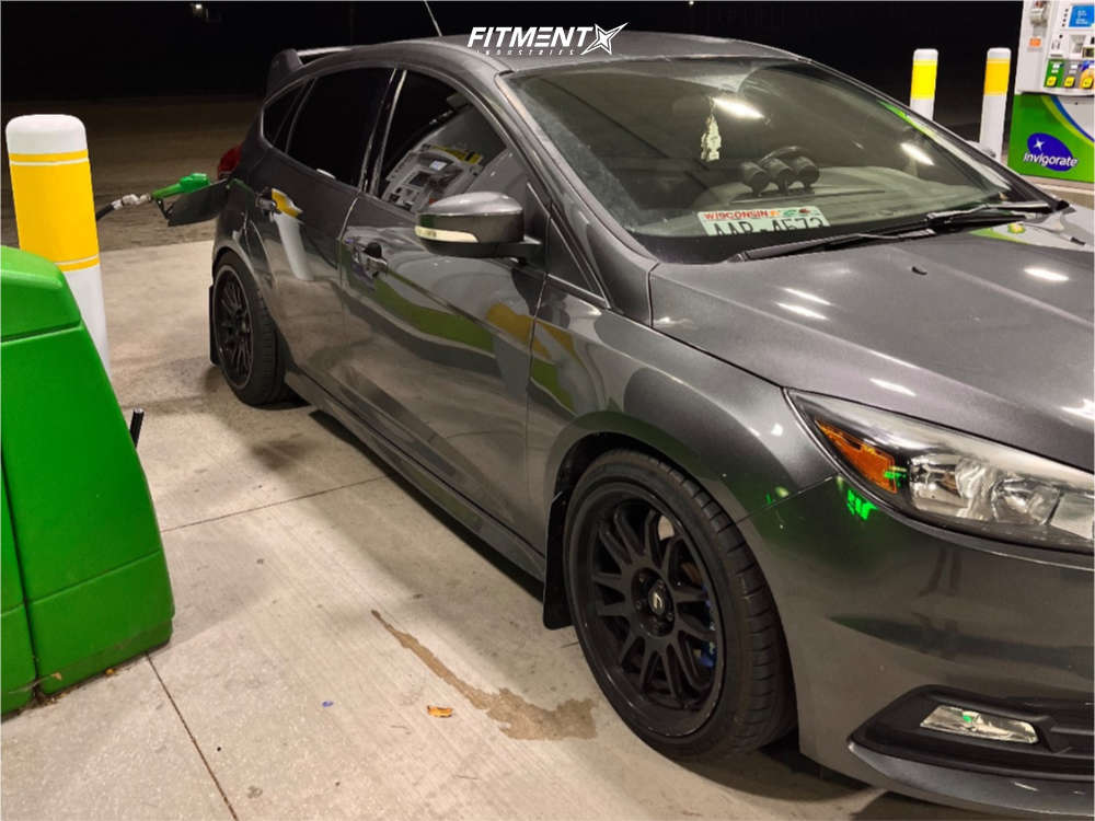 2017 Ford Focus ST with 18x9.5 Cosmis Racing Xt-206r and Nexen 235x40 ...