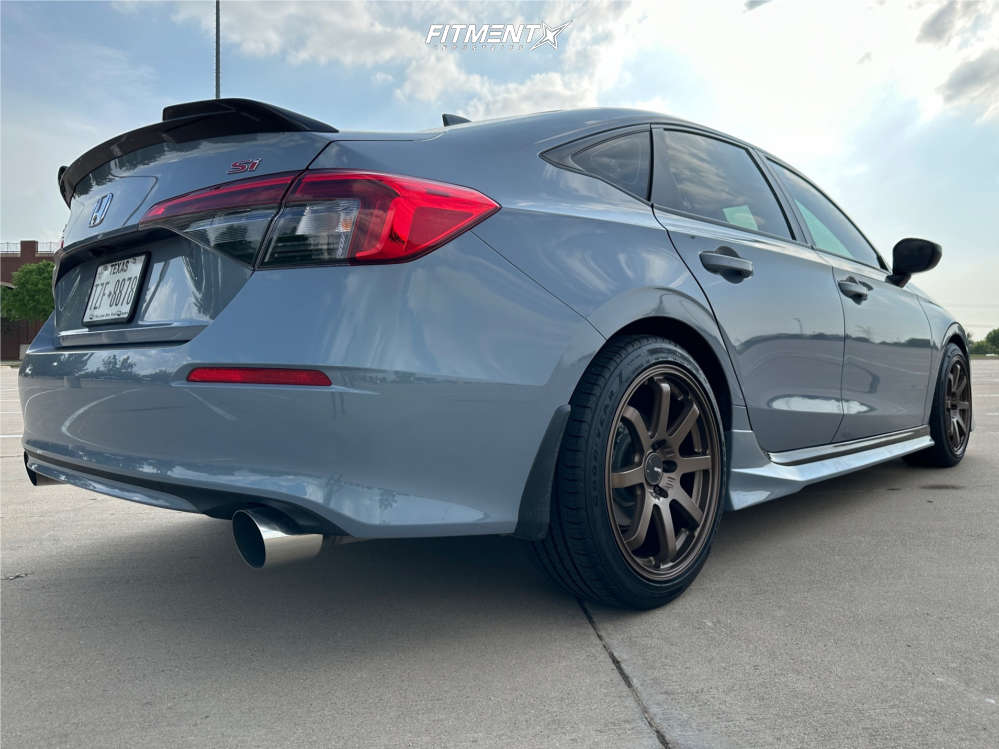 2024 Honda Civic Si with 18x8.5 Enkei Vanquish and Goodyear 235x40 on ...