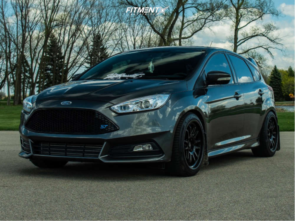 2017 Ford Focus ST with 18x9 Cosmis Racing Xt-206r and Nexen 235x45 on ...