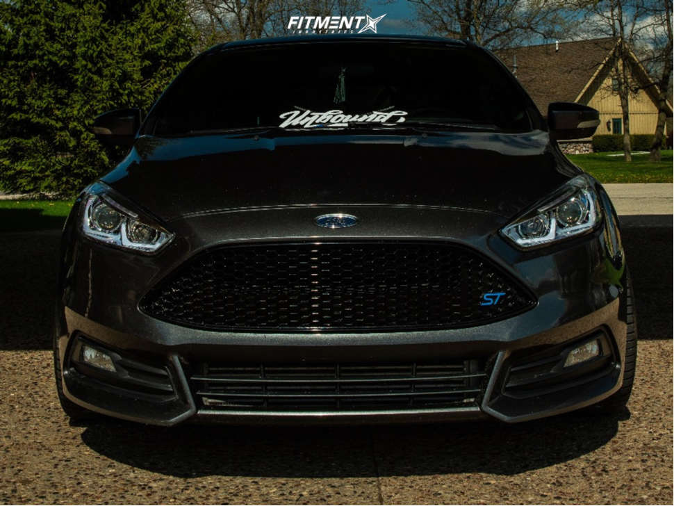 2017 Ford Focus ST with 18x9 Cosmis Racing Xt-206r and Nexen 235x45 on ...