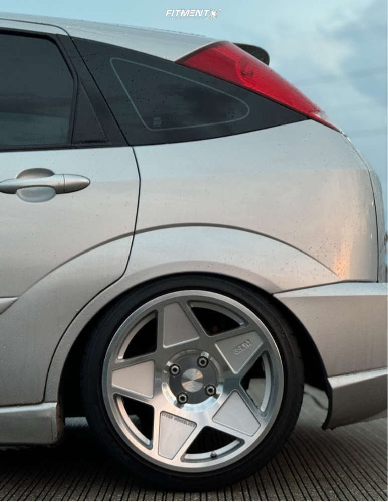 2003 Ford Focus SVT with 17x8 3SDM 0.05 and Nitto 205x40 on Coilovers ...