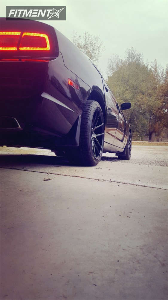 2014 Dodge Charger R/T with 20x8.5 Niche Targa and Michelin 255x35 on ...