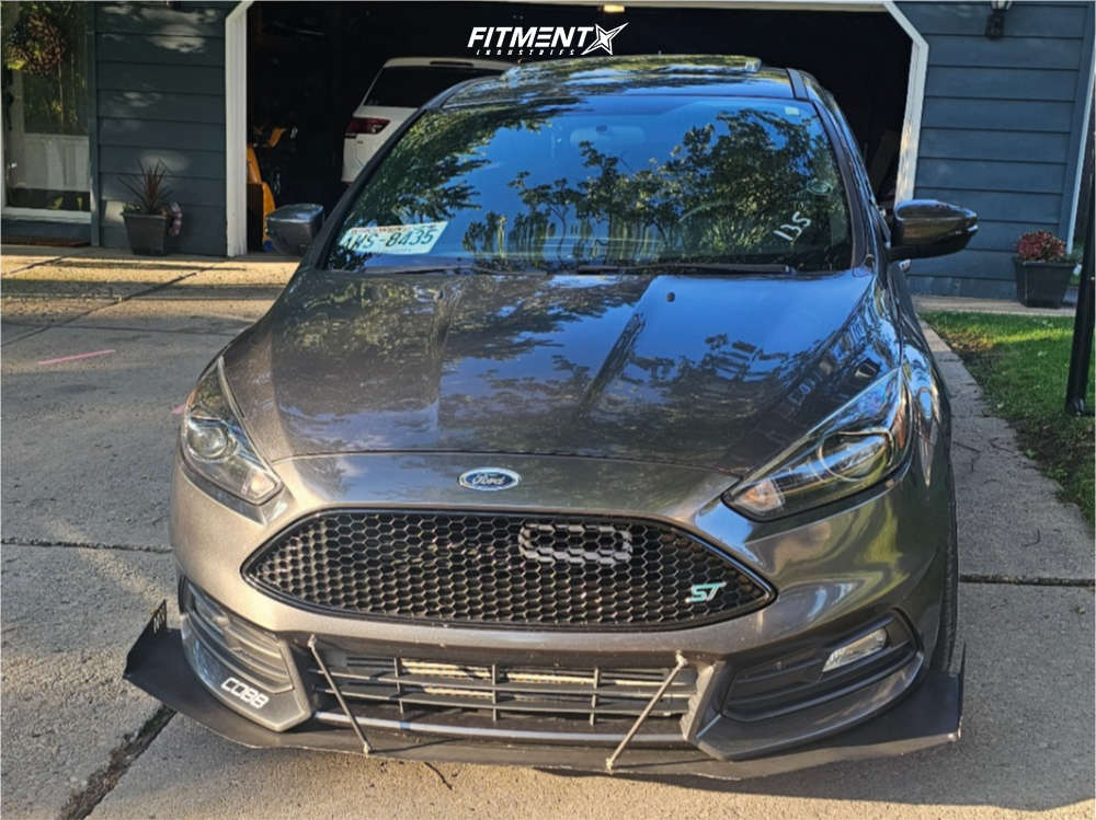 2016 Ford Focus ST with 18x9 Cosmis Racing XT-206R and Hankook 235x40 ...