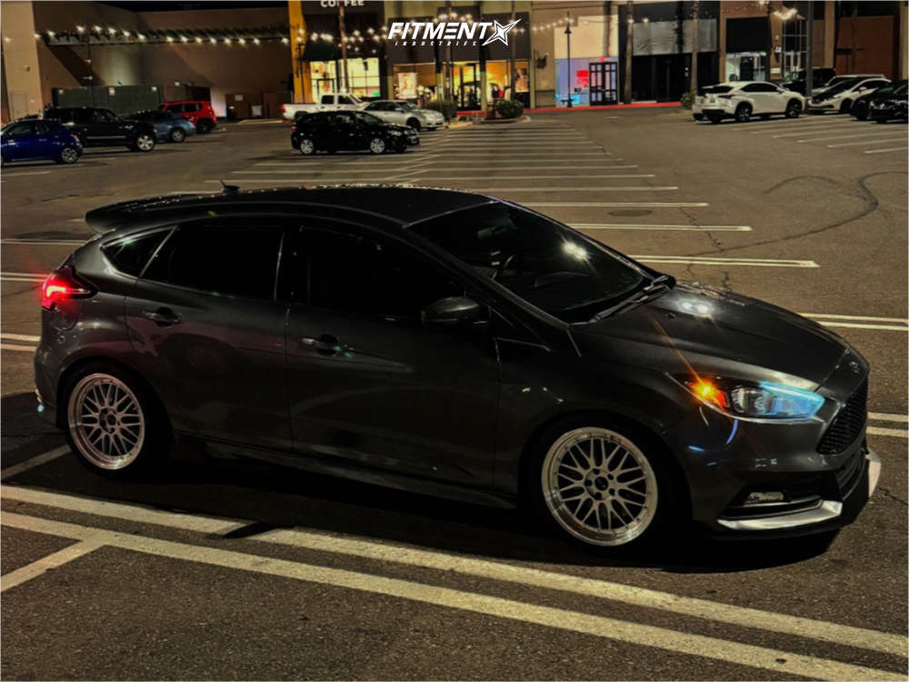 2018 Ford Focus ST with 18x8 Vors Vr8 and Arroyo 235x40 on Lowering ...