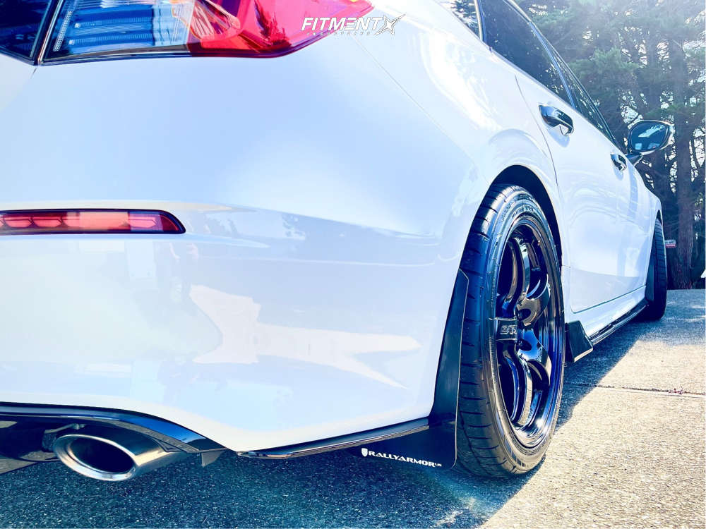 2024 Honda Civic Si with 18x8.5 Gram Lights 57cr and Nitto 235x40 on ...