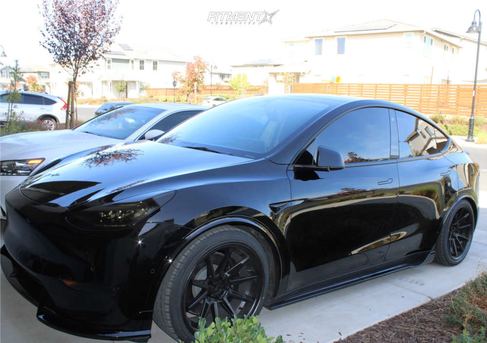2023 Tesla Y Long Range with 20x10.5 Ferrada Cm2 and Lexani 285x35 on ...